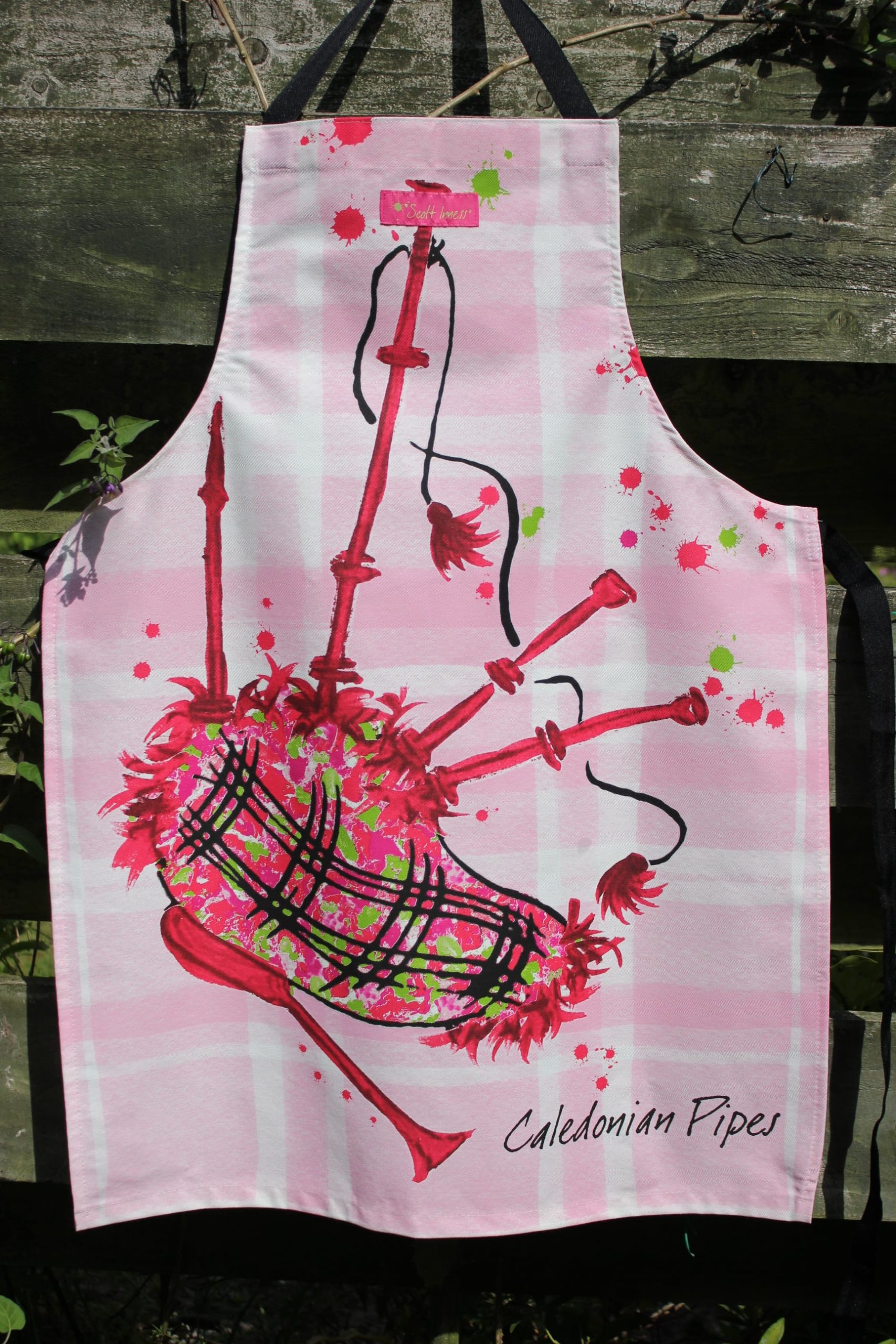 Apron Featuring The Caledonian Pipes of Scotland. - onemoregift.co.uk